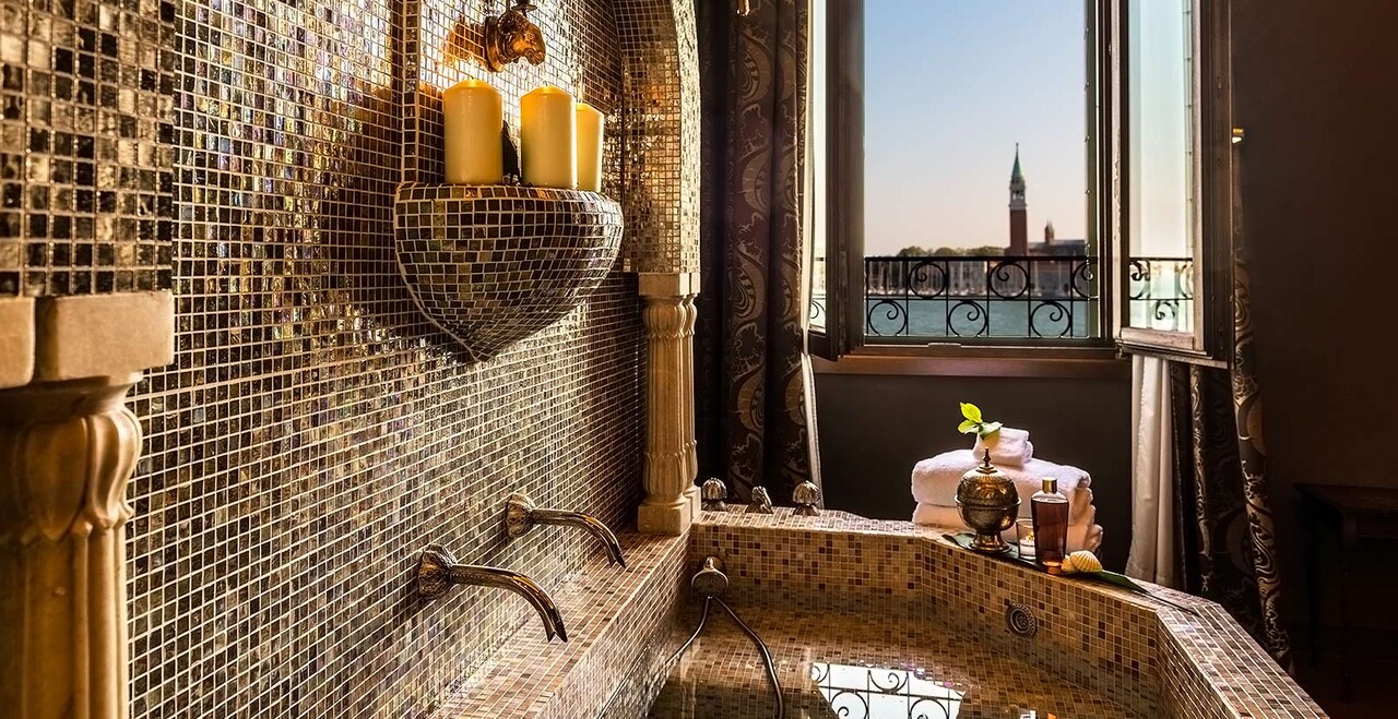 Discover the typical Venetian rooms and suites of the Metropole Hotel