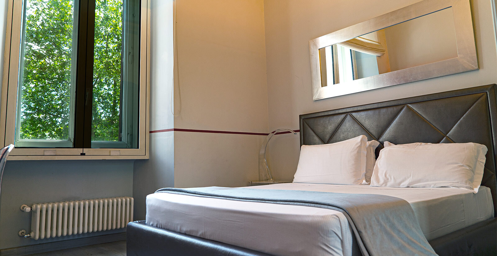 Luxury on the River rooms and suites, b&b for couples, central Rome