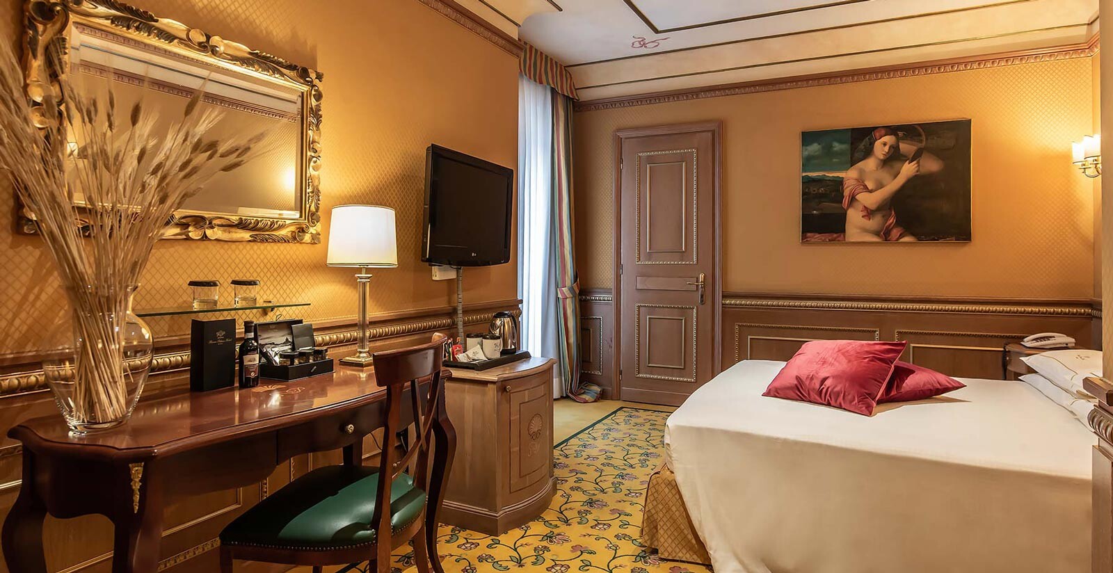Discover the Deluxe room of River Palace Hotel in Rome center