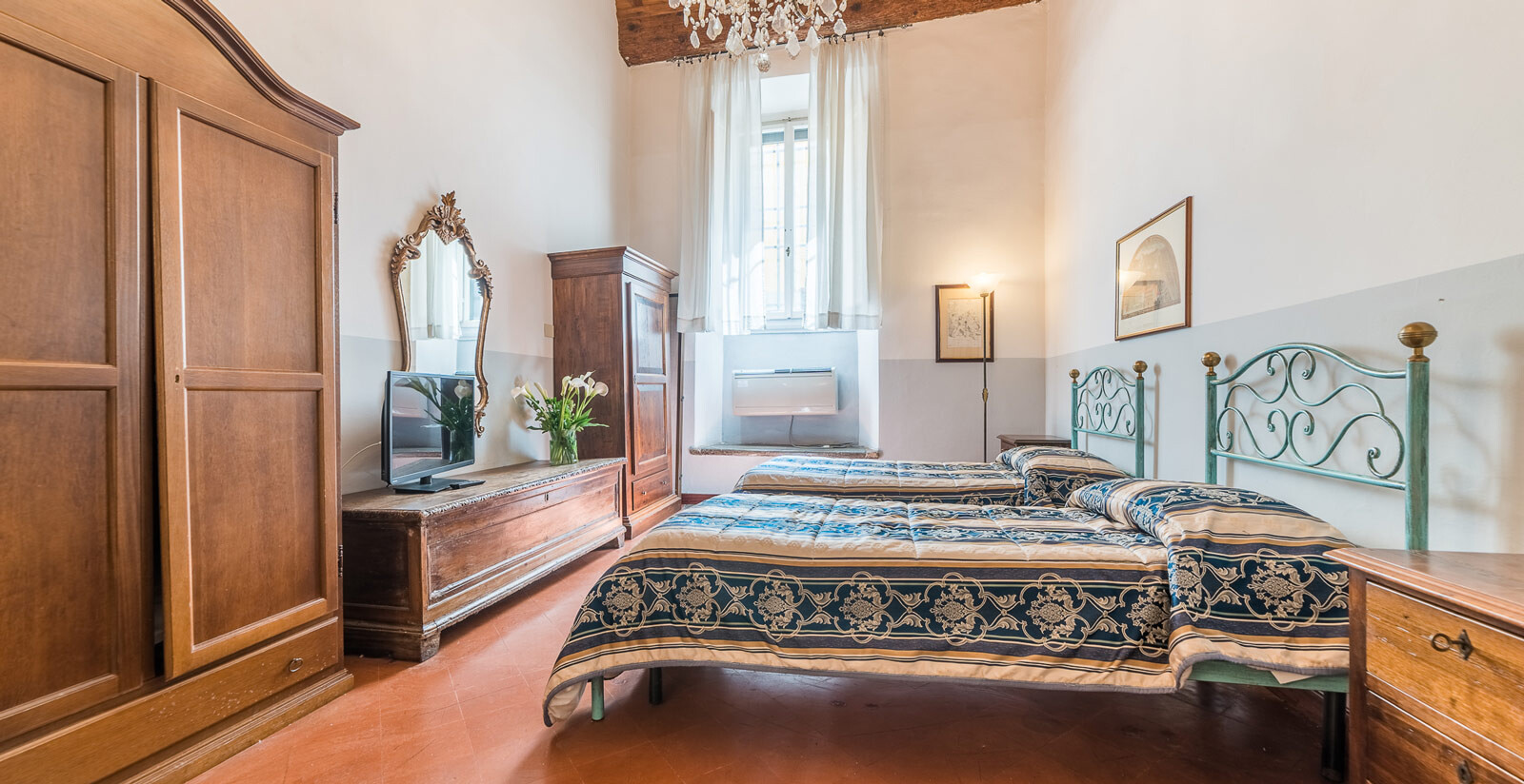 The rooms of Il Villino await you in Florence. Book now