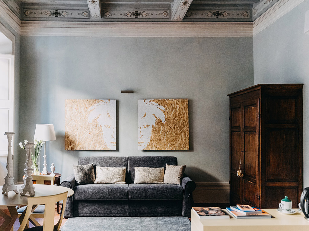 The rooms of Palazzo Feroci await you in Pisa. Book now