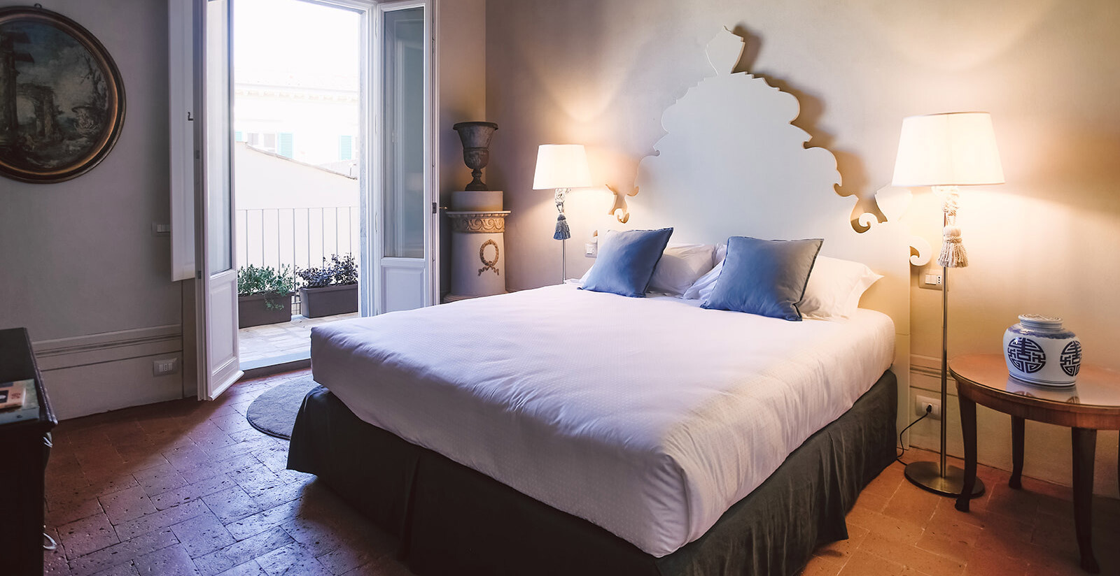 The rooms of Palazzo Feroci await you in Pisa. Book now