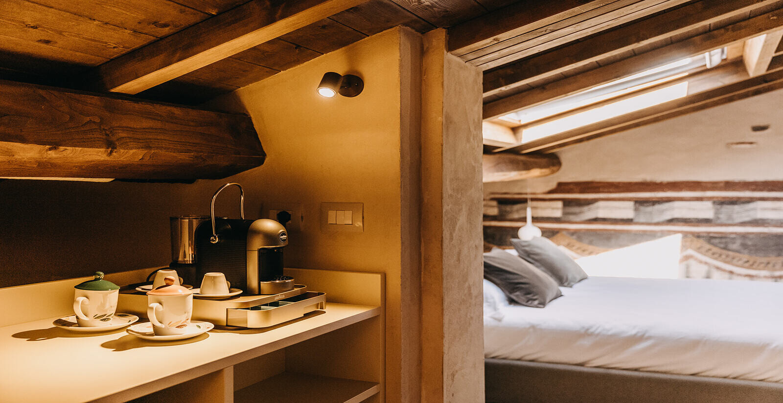 The rooms of Palazzo Feroci await you in Pisa. Book now